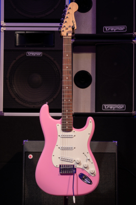 Gear Hunter | Squier - Bullet Strat - Pink