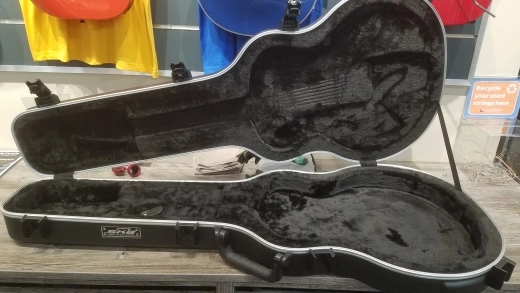 Gear Hunter | SKB 335 SHAPED GUITAR CASE W/TSA