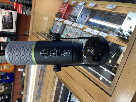 Gear Hunter | Mackie - CARBON