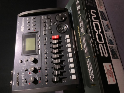 Gear Hunter | Zoom - R8 ZOOM