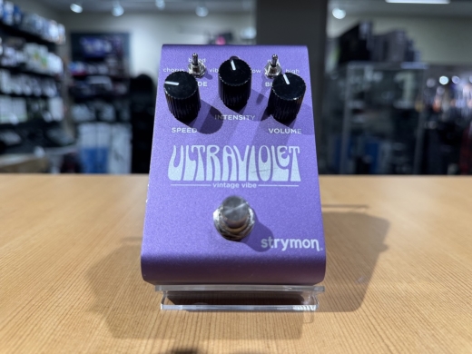 Strymon Ultraviolet Vintage Vibe Effects Pedal | Long & McQuade Strymon Ultraviolet Vintage Vibe Effects Pedal | Long & McQuade