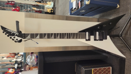 Gear Hunter | Jackson Guitars - PRO KV TWO FACE B&W