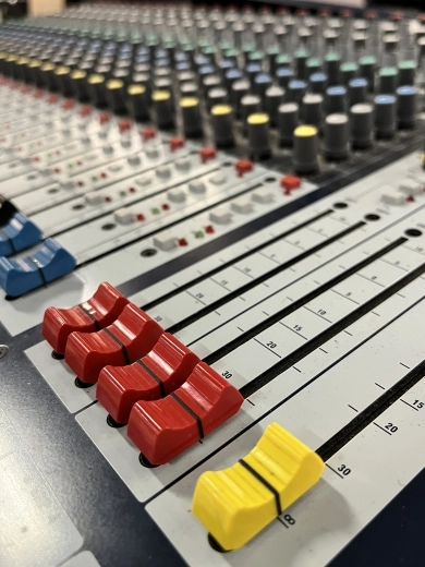 Gear Hunter | Soundcraft 24 Ch. Live Console