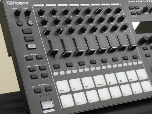 Gear Hunter | Roland - Groovebox à 8 Canaux MC707