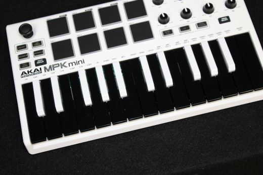 Gear Hunter | Akai - MPK MINI II WHT
